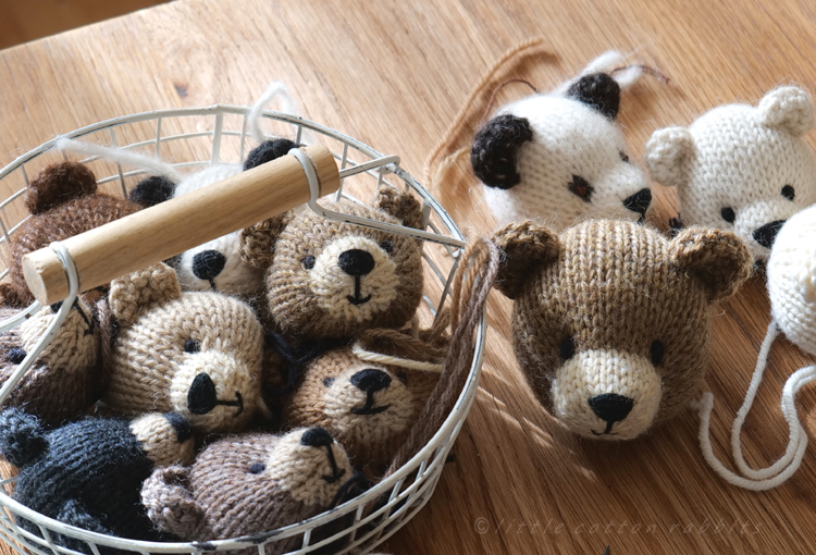 October :: Knitting – little cotton rabbits